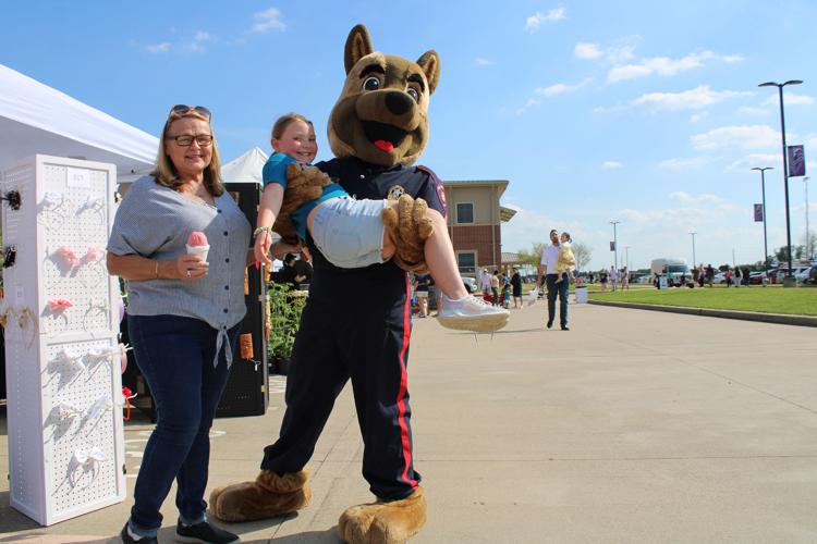 Jennifer Edmonds and BluHappy 200thFulshear.jpgFulshear’s Bicentennial ...