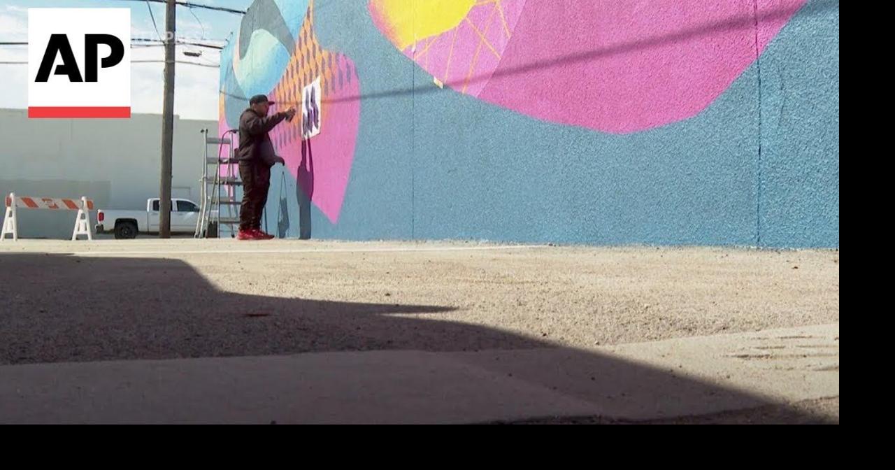 Artist paints mural in Texas ahead of solar eclipse | | fltimes.com