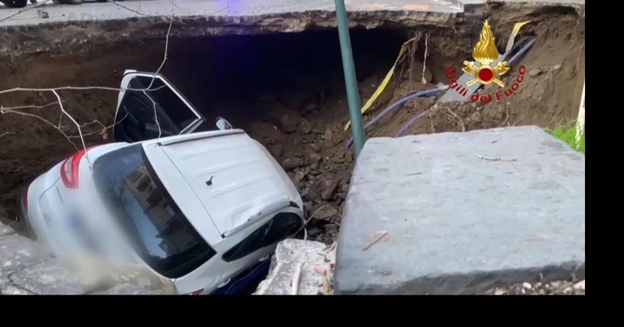 Two cars fall into sinkhole suddenly opened in a Naples street ...