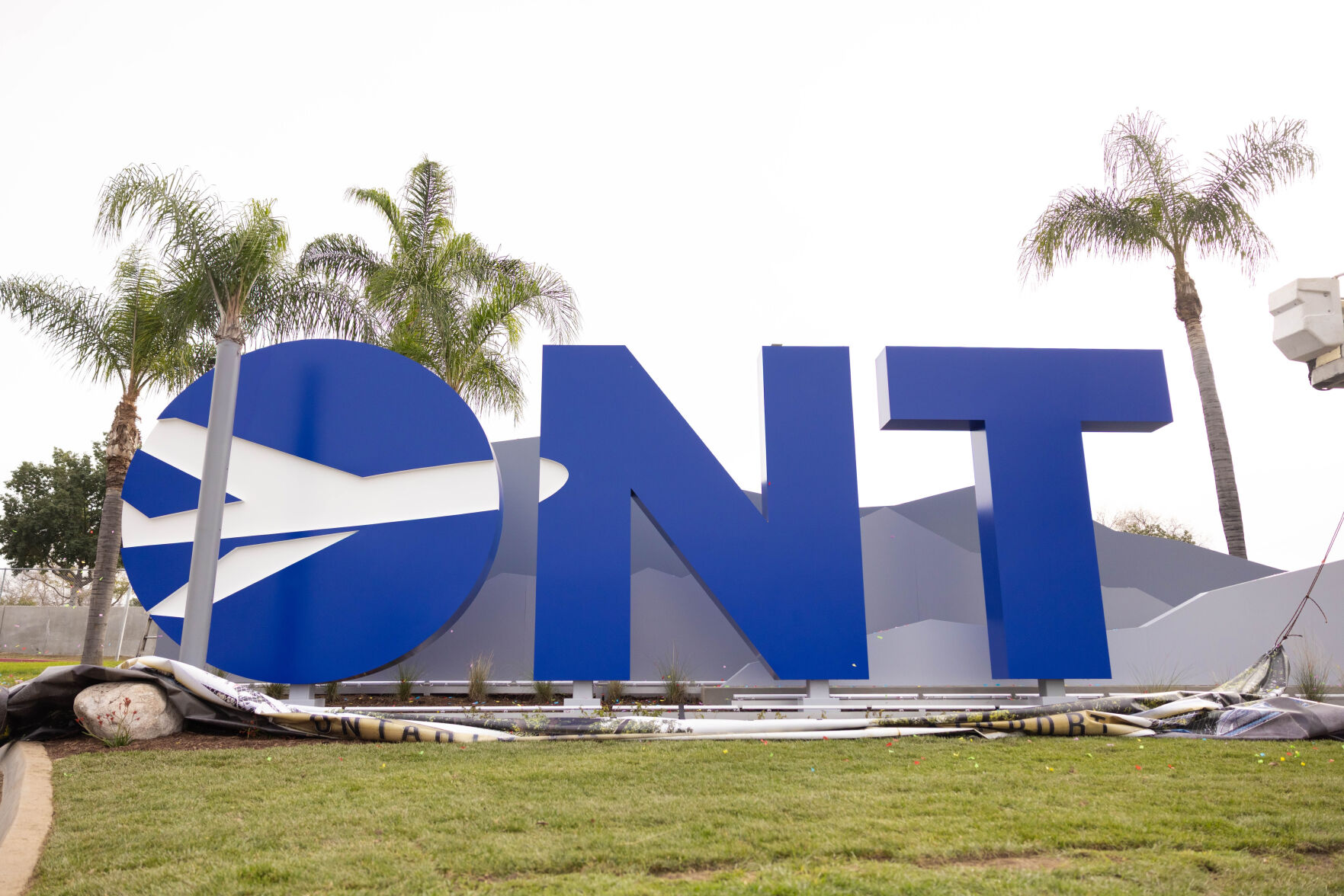 Ontario Airport unveils new monument sign | News | fontanaheraldnews.com