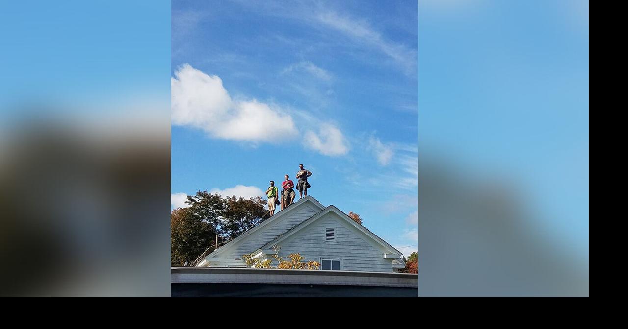 SEE IT: Roofers stand for national anthem in viral photo | Trending ...