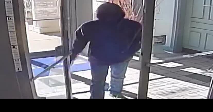FBI, Arkansas authorities seeking ...holiday heister... for bank ...