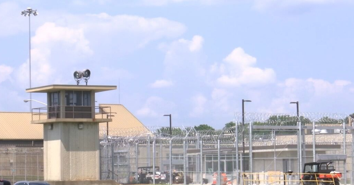 Illegal cell phones an 'epidemic' at federal facility in Memphis ...