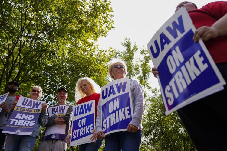 PHOTOS: Strikes against automakers spread to 38 locations in 20 states ...