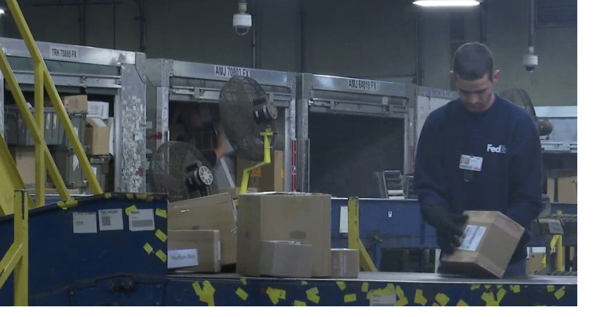 Holiday shopping frenzy runs heavily through FedEx hub | News ...