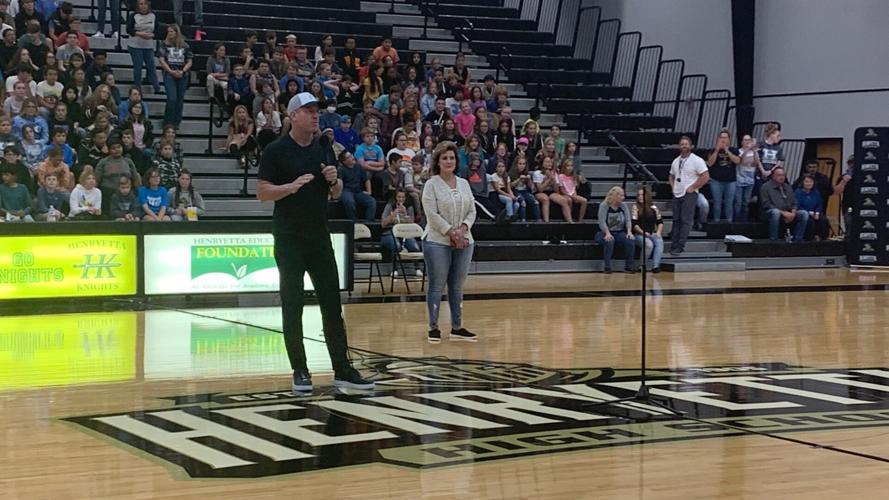 Photos: Oklahoma native Troy Aikman surprises Henryetta HS students ...