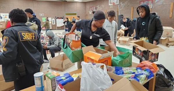 Tulsa area law enforcement help pass out turkeys to families in need ...
