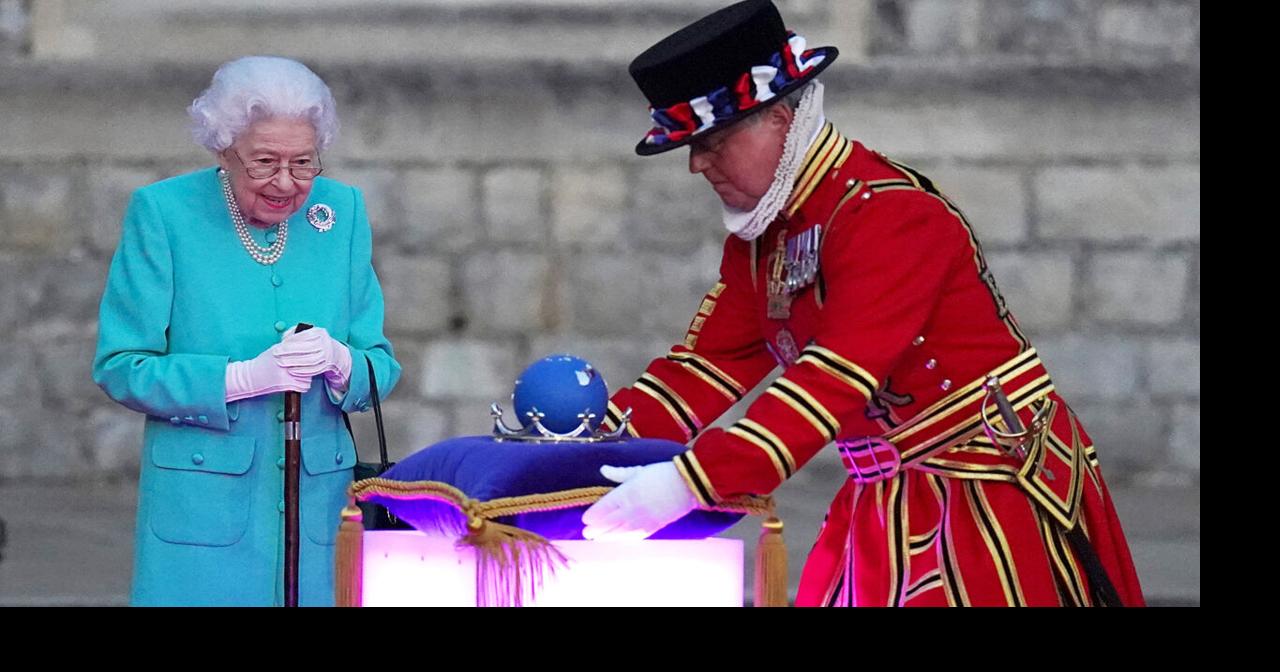 Photos: Queen Elizabeth II leads lighting of Platinum Jubilee beacons ...