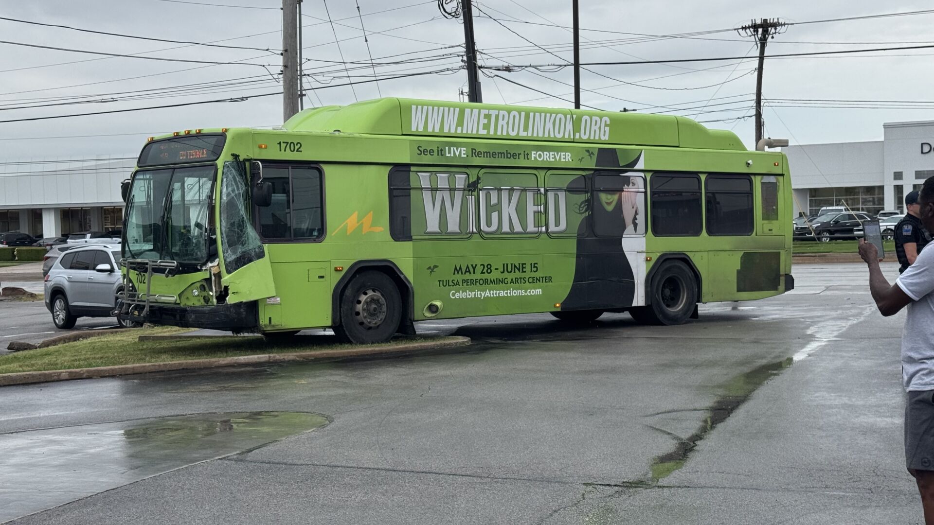 Three people are injured following a MetroLink bus crash | News | fox23.com