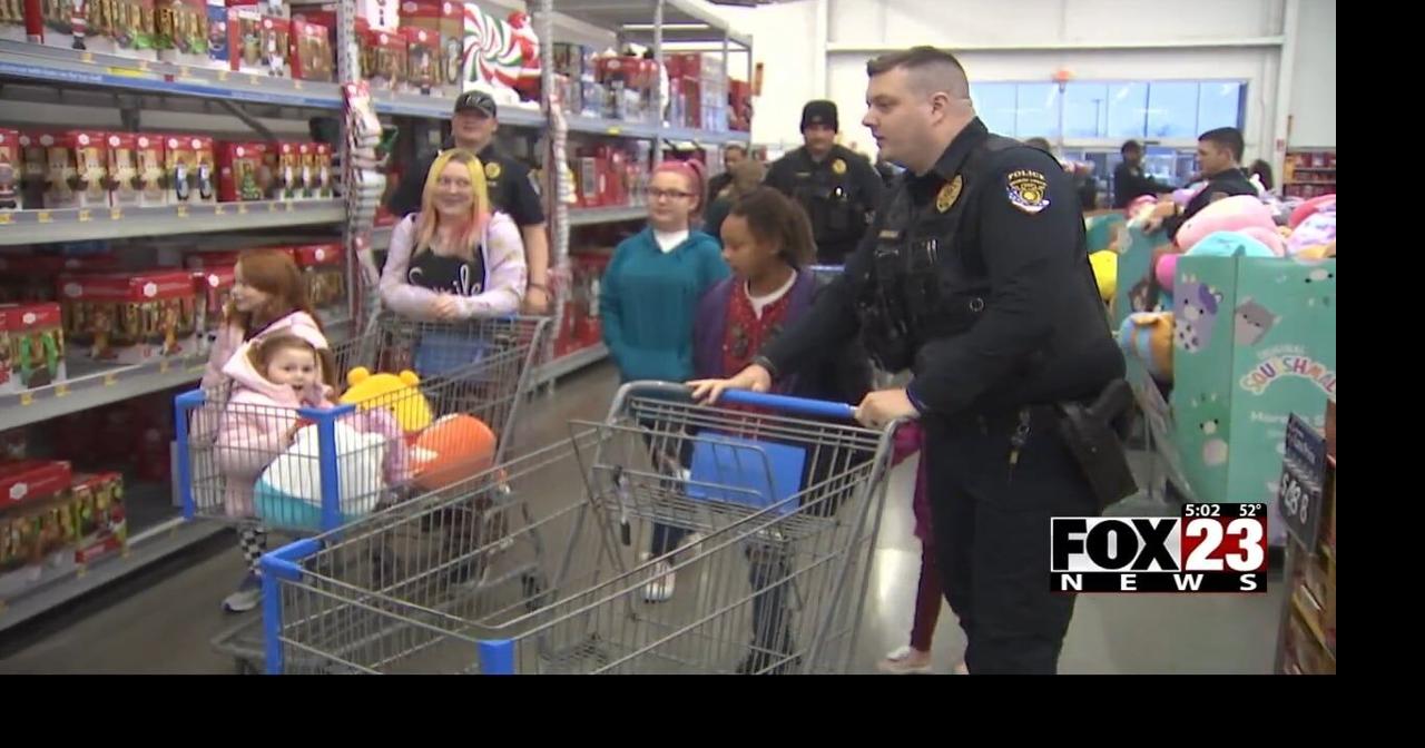 Broken Arrow Police officers take children shopping for Christmas ...