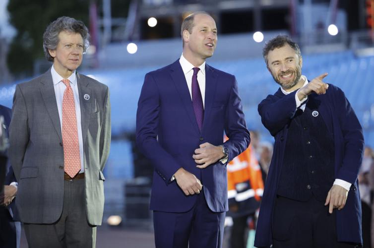 Photos: Queen Elizabeth II leads lighting of Platinum Jubilee beacons ...