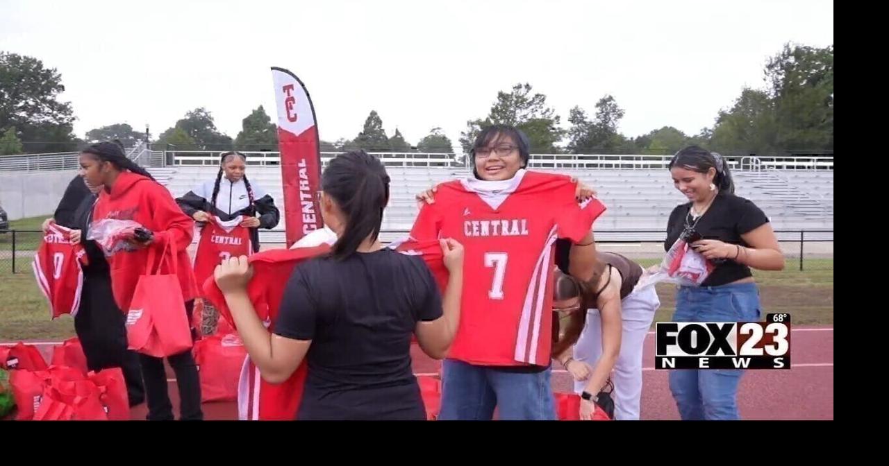 TPS holds season kickoff event and uniform reveal for girls flag ...