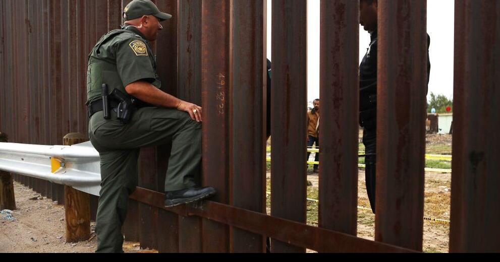 Border Patrol agent seen buying tamales from vendor on Mexico side of ...