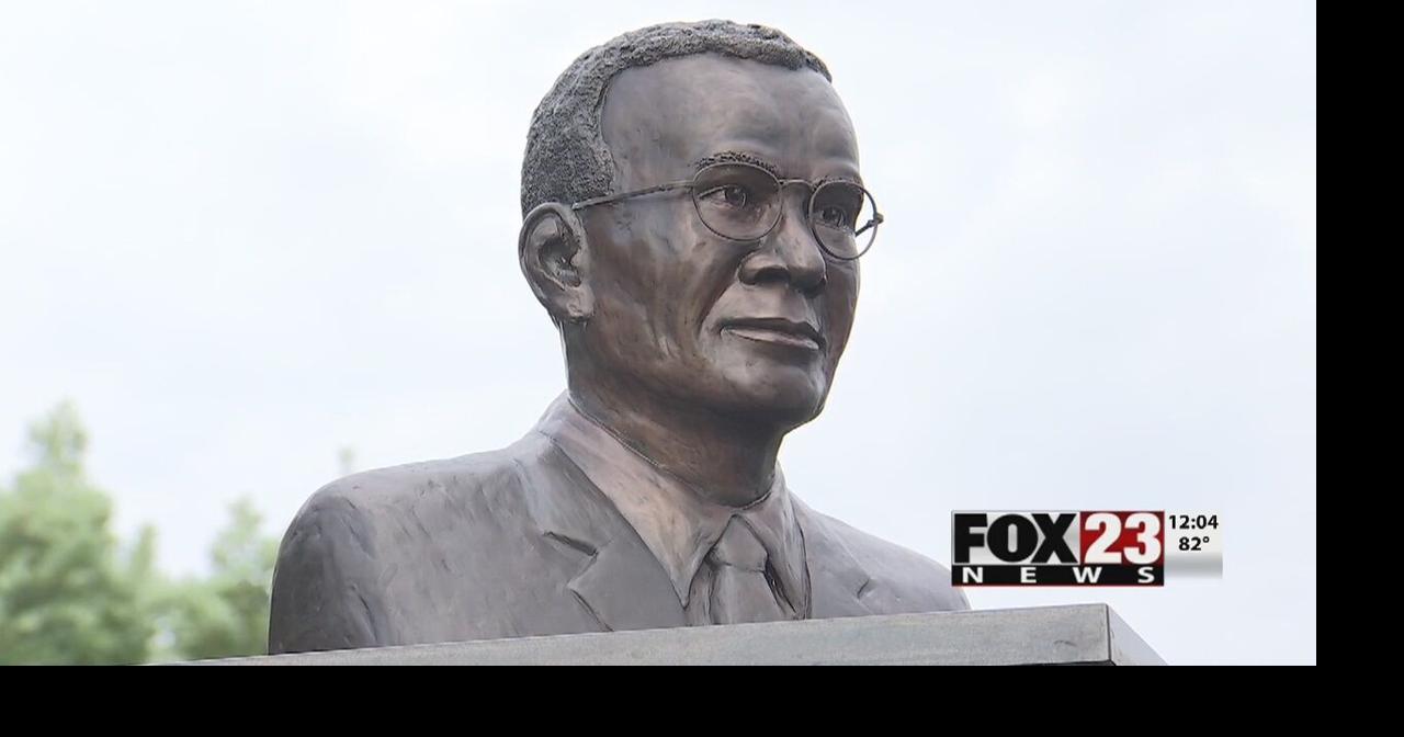 Memorial unveiled for activist, first principal of Booker T. Washington ...