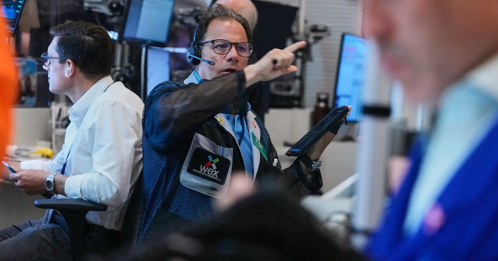 Oil drops below $80 per barrel, while tech stocks weigh on a mixed Wall ...