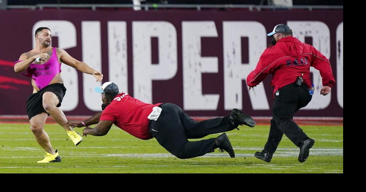 ‘Pull up your pants!’: Radio broadcaster rips fan who ran onto field at ...