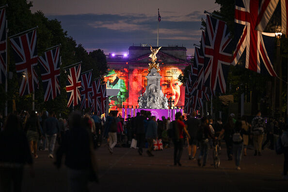 Photos: Queen Elizabeth II leads lighting of Platinum Jubilee beacons ...