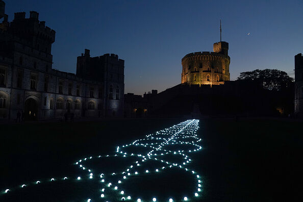 Photos: Queen Elizabeth II leads lighting of Platinum Jubilee beacons ...
