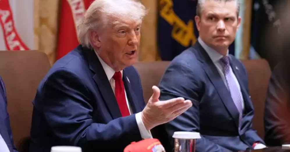 Trump signs an executive order that invites vetting of top AI models ...