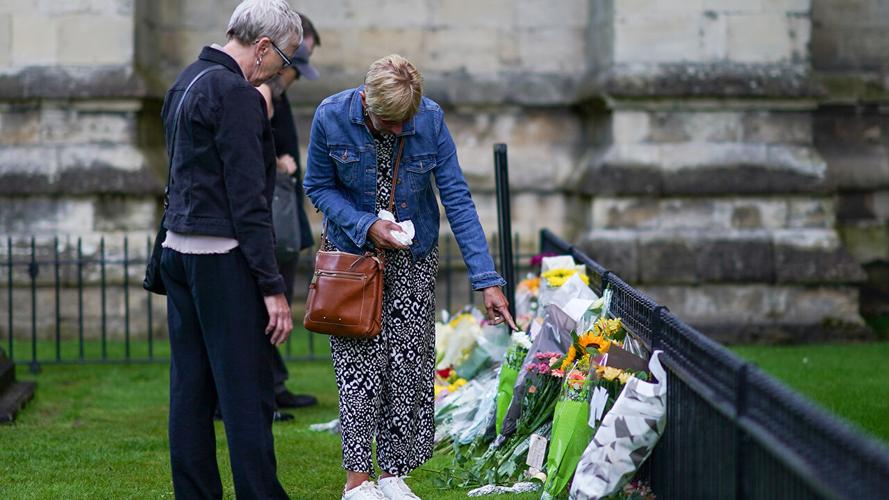 Photos: Queen Elizabeth II tributes continue across UK as royals ...