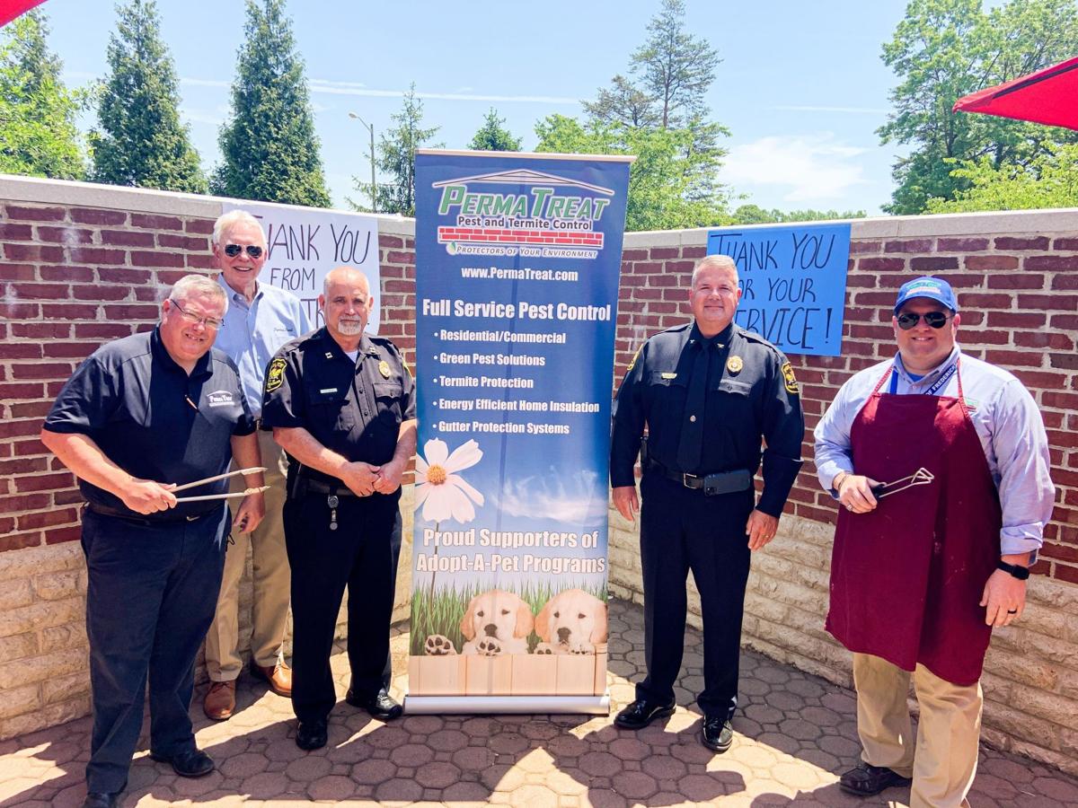 City police officers get a freshly grilled lunch, thanks to staff at ...