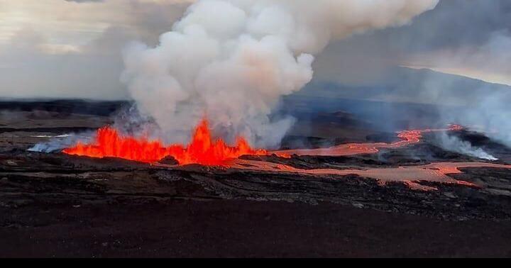 Helicopter footage captures stunning view of Mauna Loa eruption