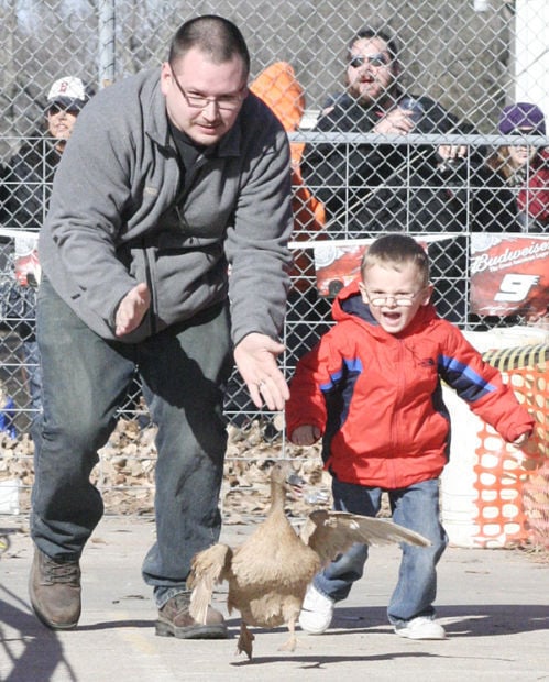 Large crowd flocks to Avoca for duck races | News | fremonttribune.com
