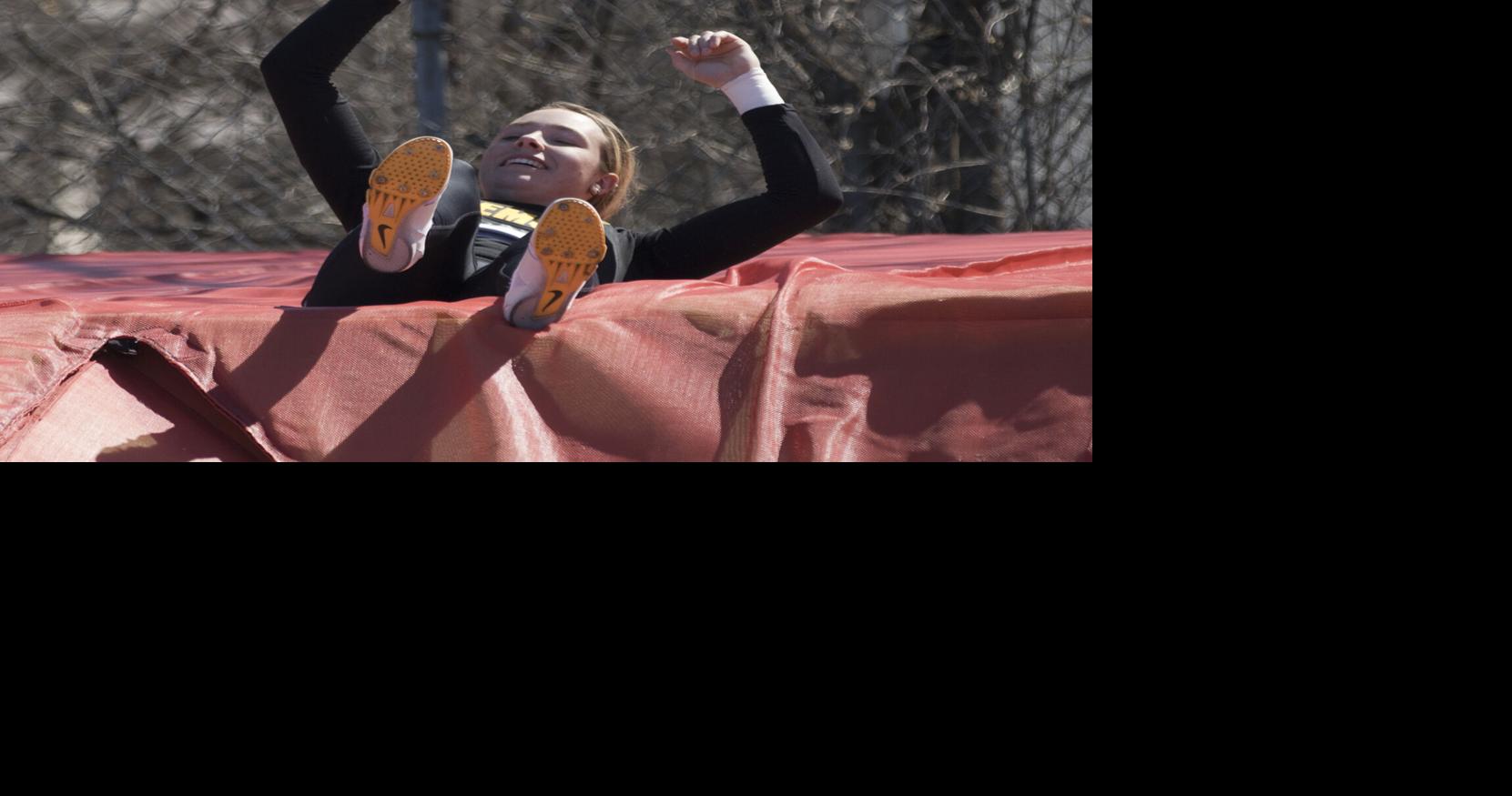 Fremont's Tayler Evans sets school, meet pole vault record