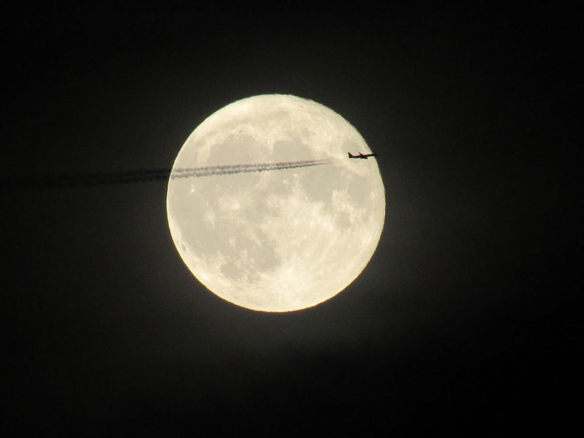How a Lincoln man got the shot of the jet flying past the moon | Local ...