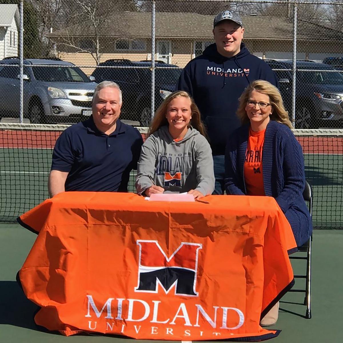 Glosser signs with Midland women's tennis