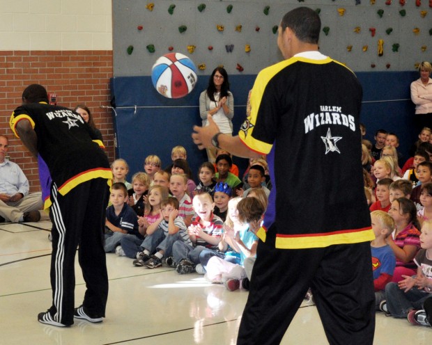 Harlem Wizards spread message during school visits