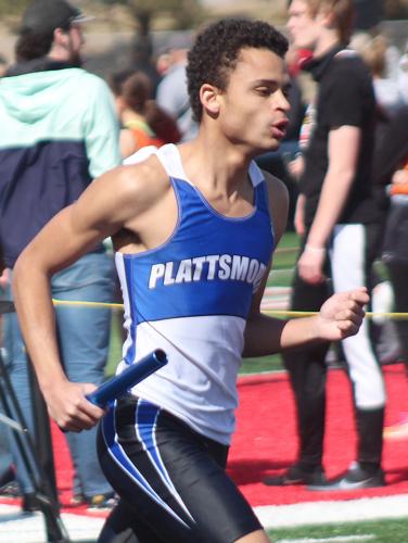 Blake Duncan runs in 3200 relay