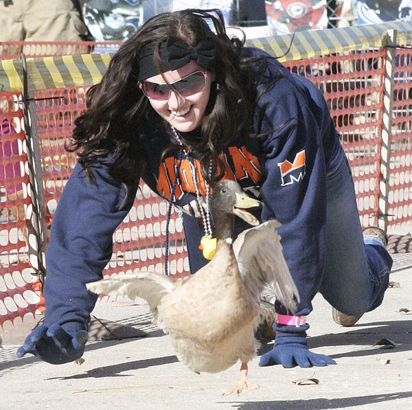 Large crowd flocks to Avoca for duck races | News | fremonttribune.com