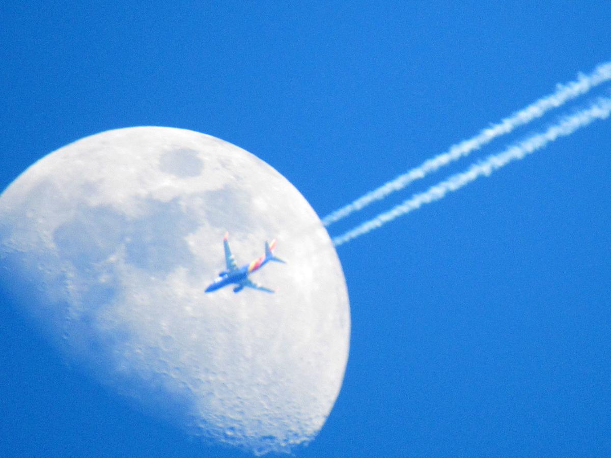 How a Lincoln man got the shot of the jet flying past the moon