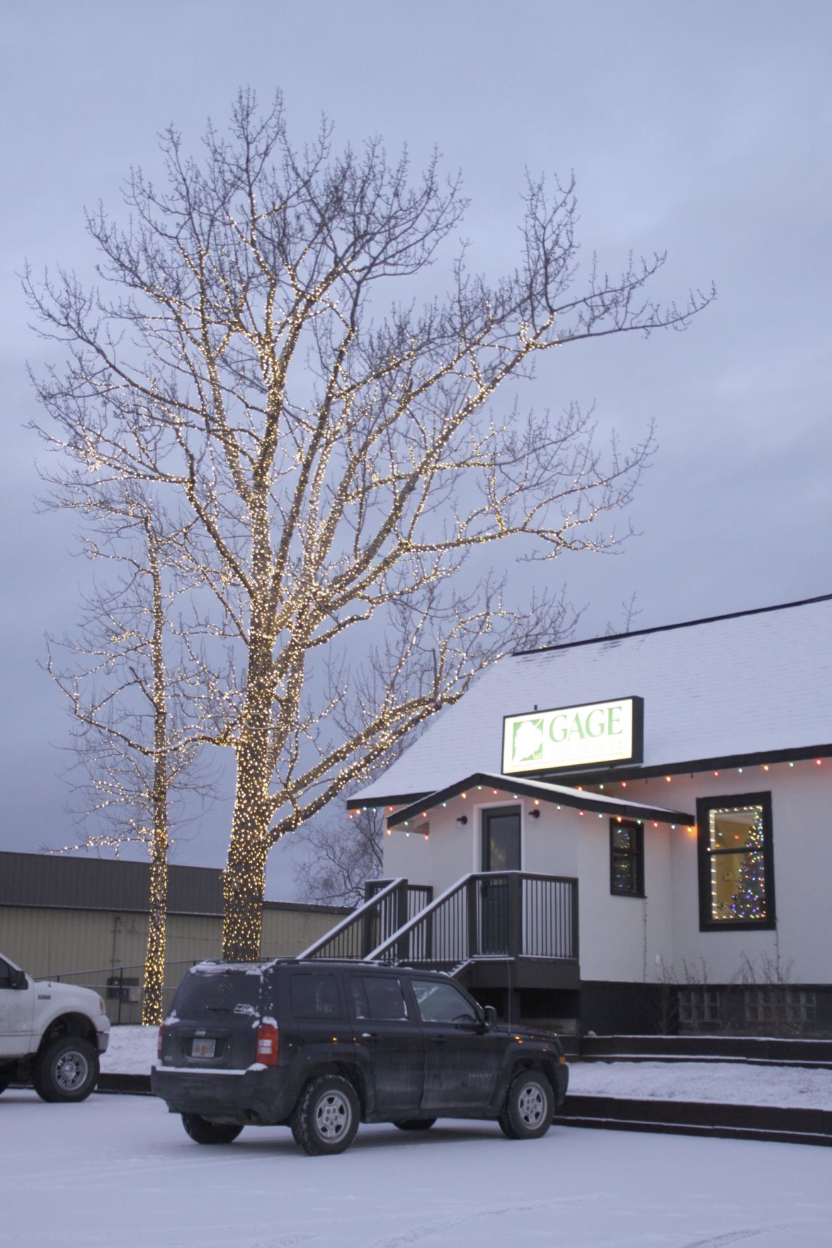 Landscaping company lights up the holidays | Business | frontiersman.com