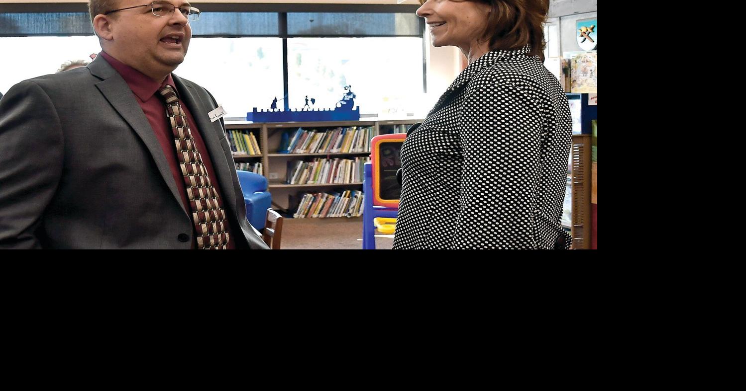 Bustos presents check to ED library | Local News | galenagazette.com