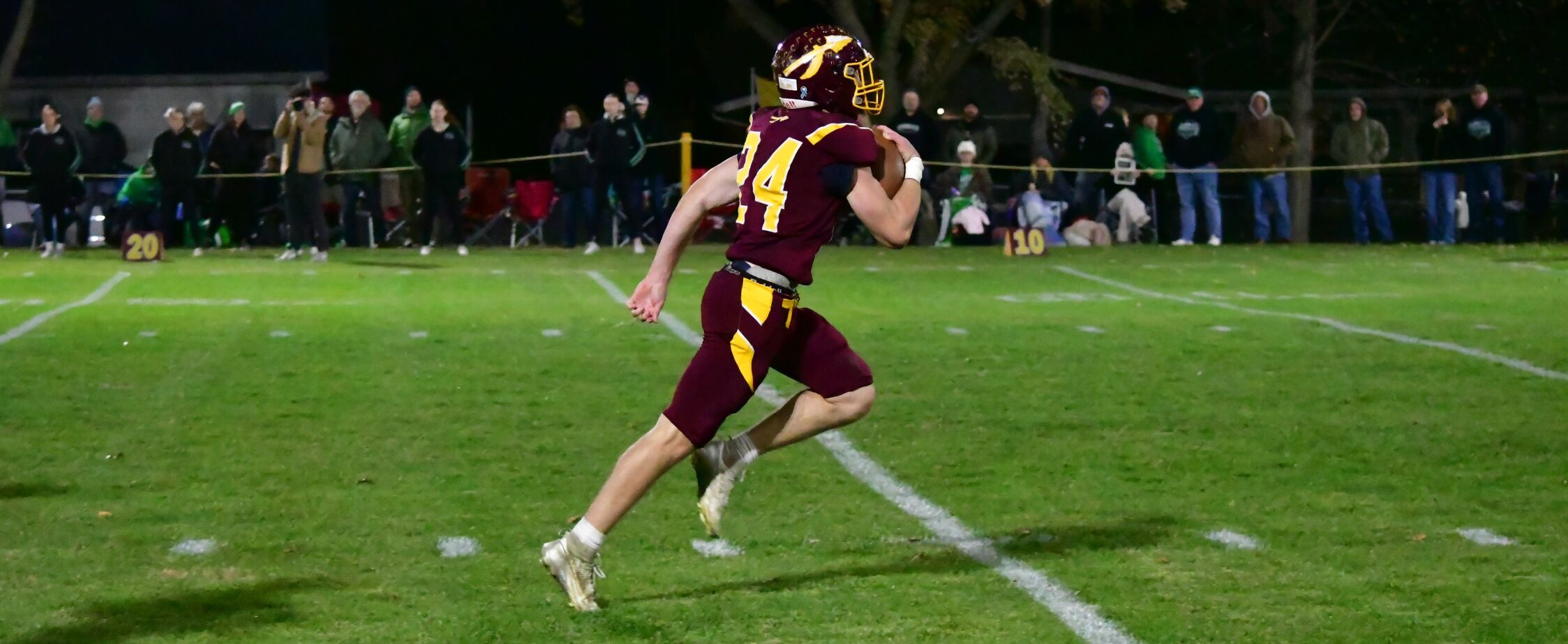 Blackhawks football battles in state semifinals | Sports ...