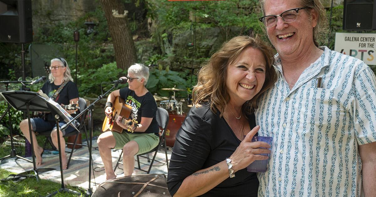 Musicians fill local garden with music | News | galenagazette.com