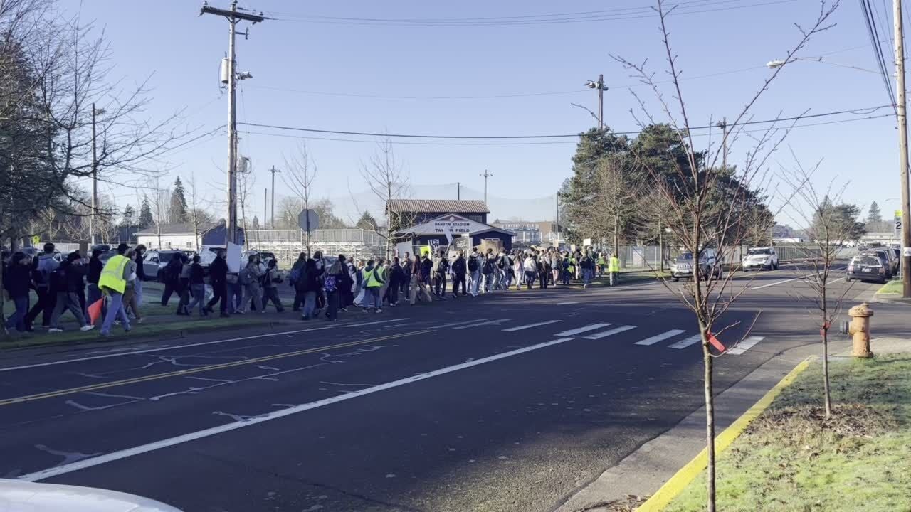 American rock climber reaches top of Taipei 101 skyscraper without ropes