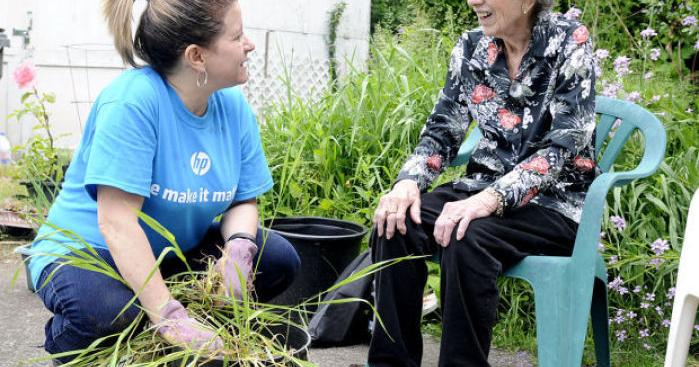 HP volunteers bring bloom to yard