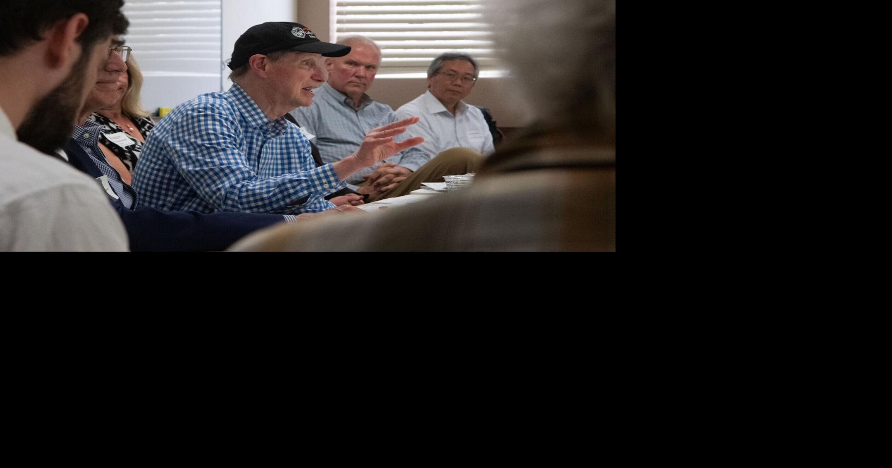 Wyden hosts roundtable at OSU