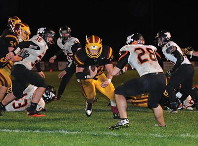 Prep football: Crescent Valley outlasts Dallas, 31-26