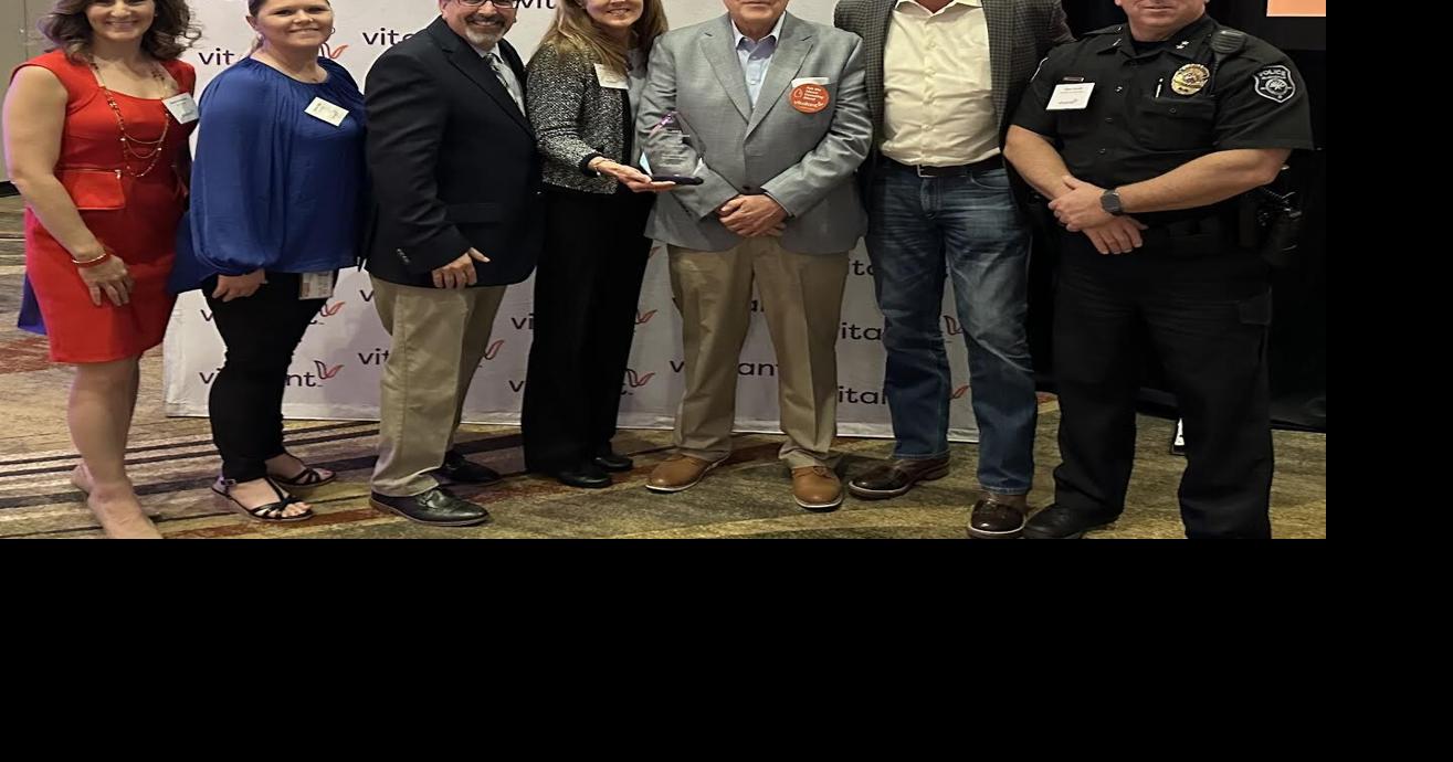 Weiers accepts award for blood drive | News | glendalestar.com