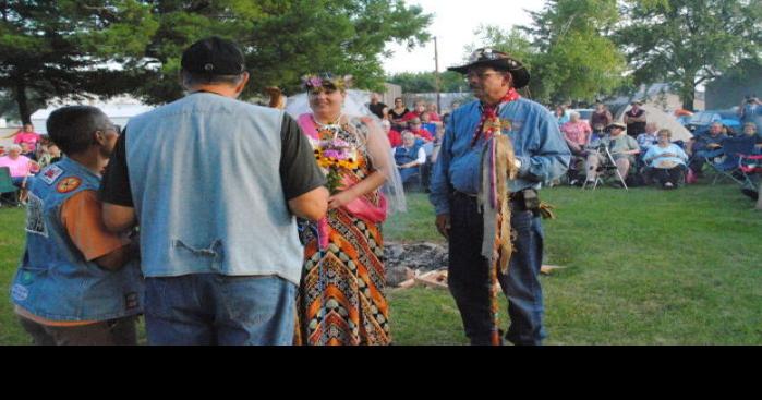 Couple marries in hobo ceremony