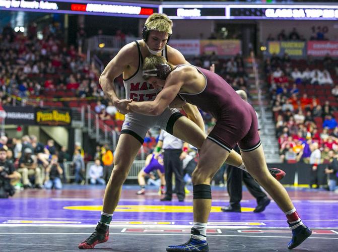Mason City duo rolls into state wrestling semifinals