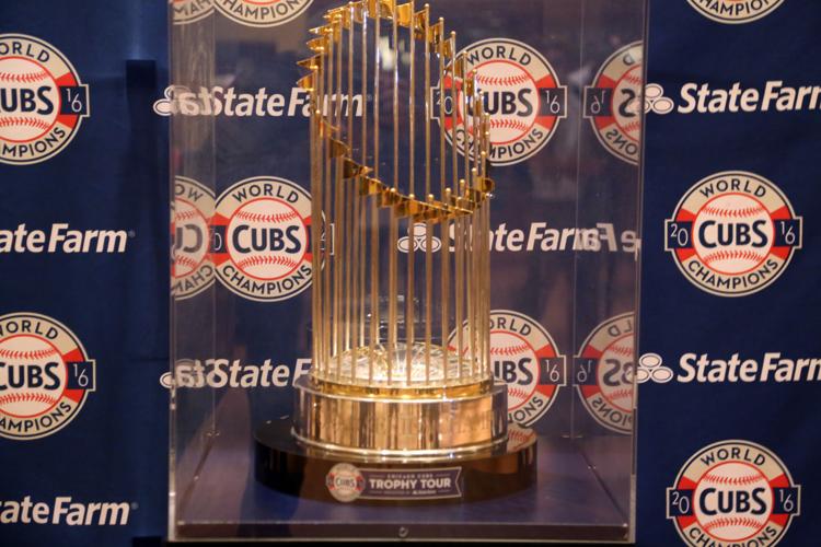 1,000 Cub fans view trophy in Mason City