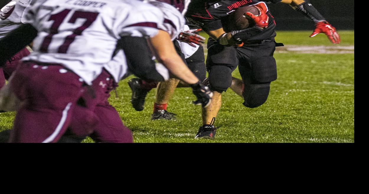 Moore, Burt lead Waterloo West past Mason City 34-12