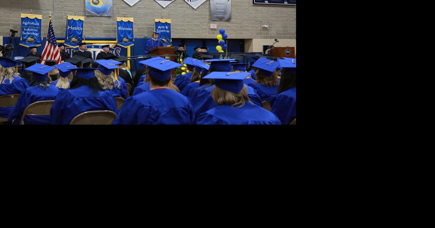 NIACC recognizes more than 700 graduates at commencement
