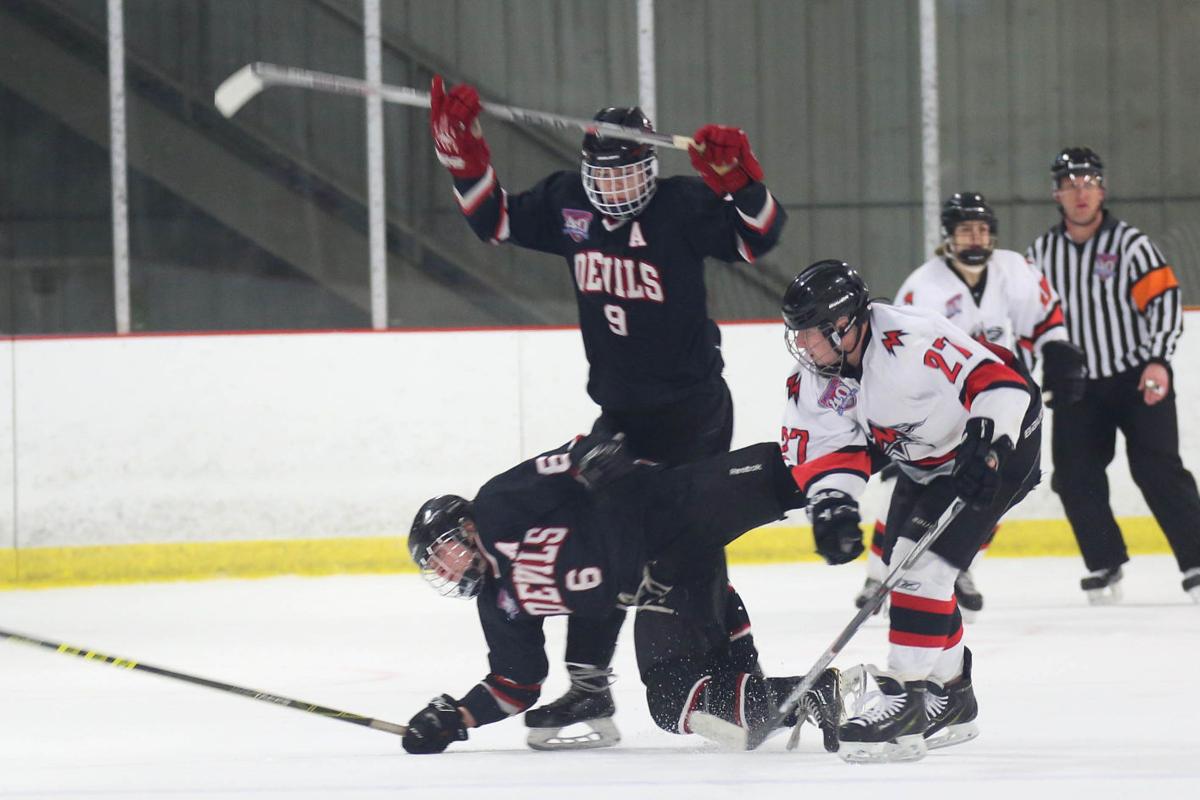 Mohawk Hockey Club shuts down Dubuque 4-0