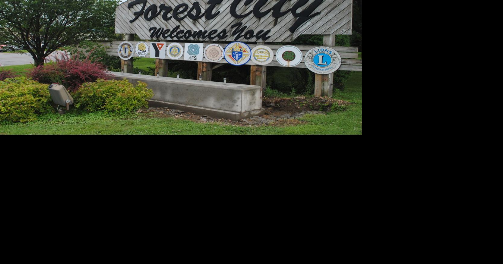 Signs of welcome in Forest City